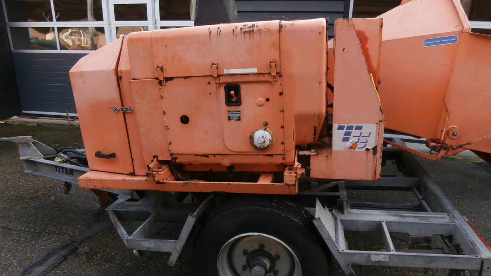 Houtversnipperaar TS met 4 cil hatz op onderstel, bouwjaar 2000 ...