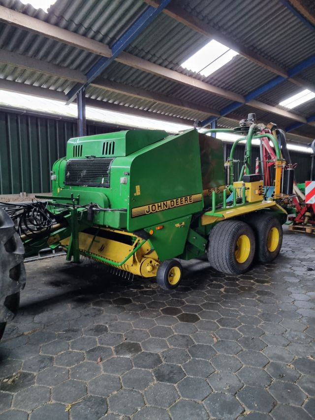 John Deere 575 balenpers/perswikkel combinatie, bouwjaar 2001 Balenpers ...