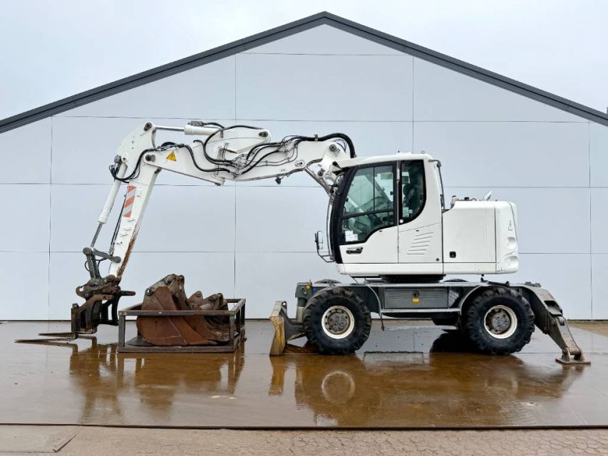Liebherr A914 Compact - Triple Boom / Many extra attachment, year of ...